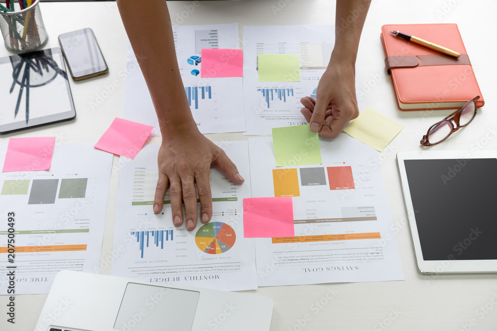 Asian business man hand holding note paper meeting with new startup ...