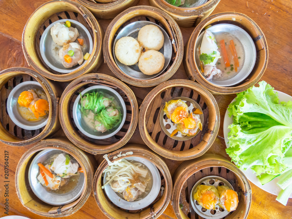 Foto de Set of dim sum - steamed Minced pork dumplings do Stock | Adobe ...