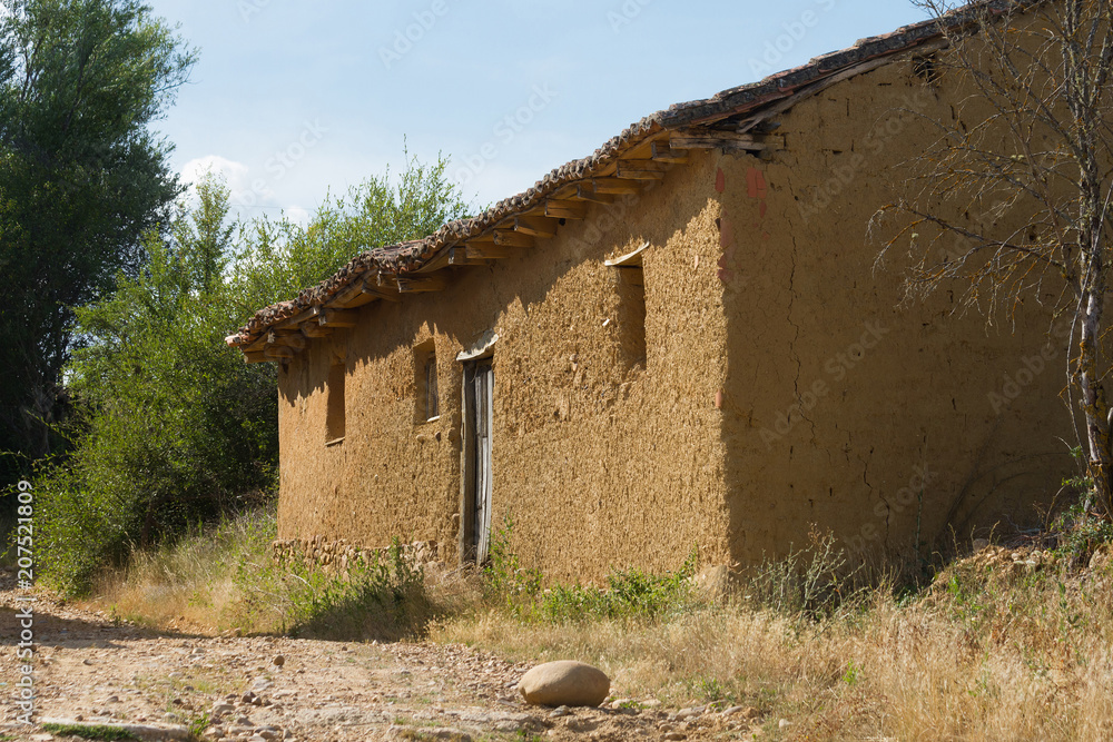 Vista lateral de antigua y sencilla casa de zona rural construida en ...