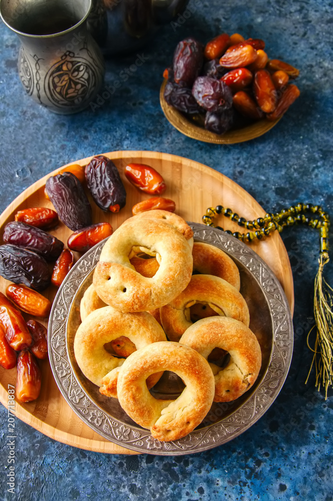Traditional arabic date ring cookies - kaak bi ajwa, popular cookies ...