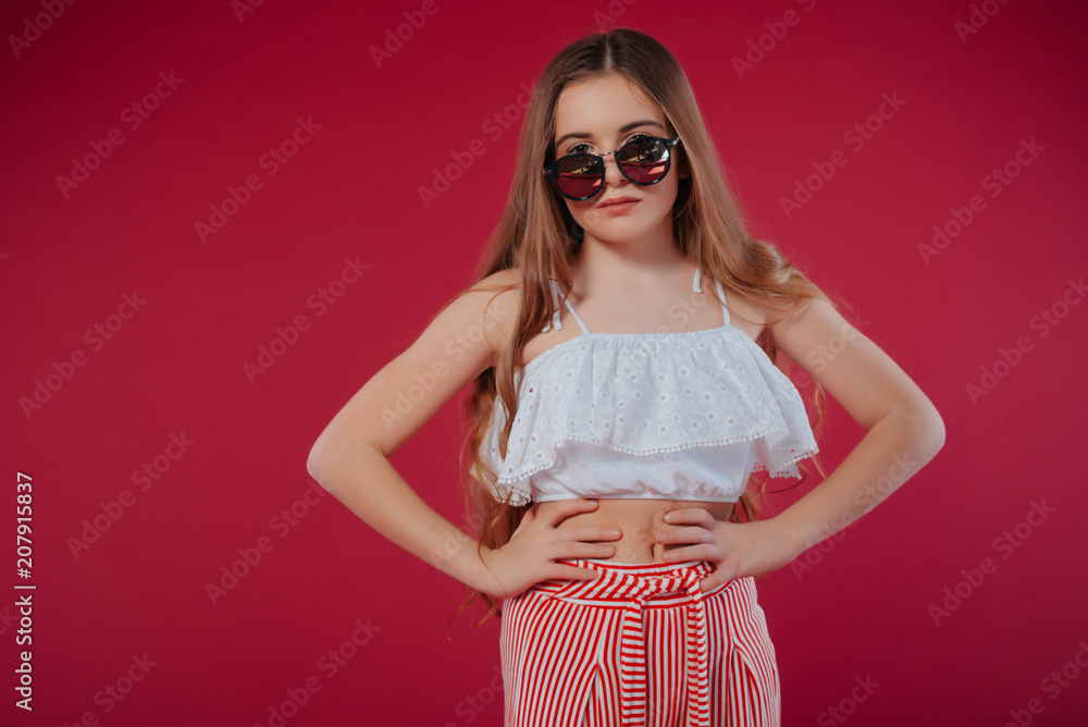 Foto de fashion concept - portrait of a beautiful little girl in big ...