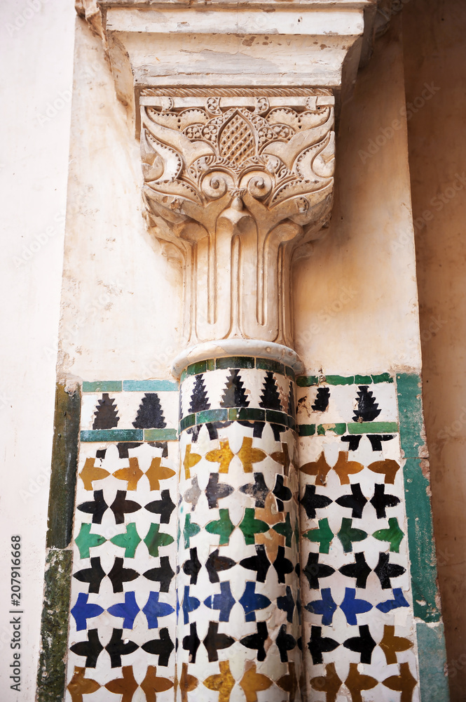 Capitel y columna con azulejos de estilo árabe. Patio del Cuarto Dorado ...