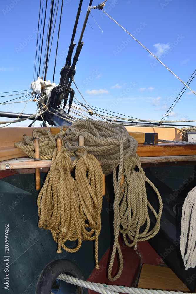 Foto de Belaying pin on traditionally rigged tall ship secure lines of ...