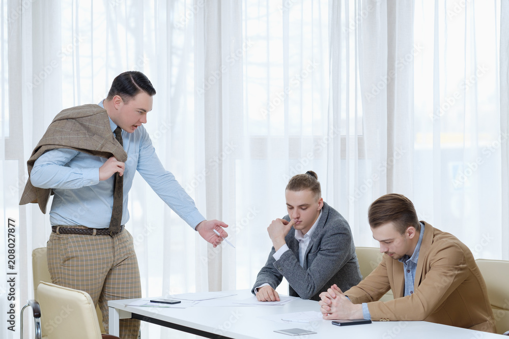 Foto de boss scolding his employees. business men getting a reprimand ...