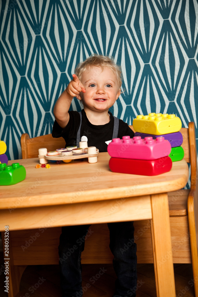 mit dem Finger zeigen Stock Photo | Adobe Stock