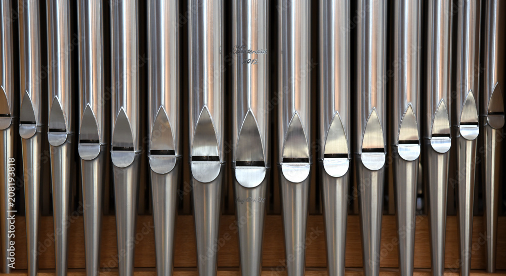 Reihe mit glänzenden Orgelpfeifen im Dom St. Petri zu Bautzen Stock ...