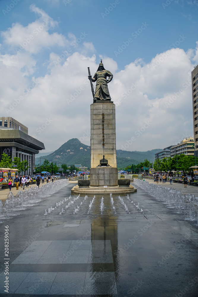 Admiral Yi Sun-sin Monument at Gwanghwamun Square in Seoul, South Korea ...