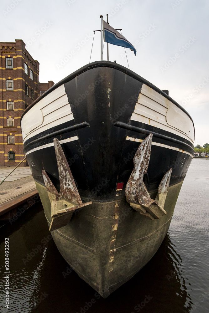 Proa de barco con dos anclas amarrado en el canal Stock Photo | Adobe Stock