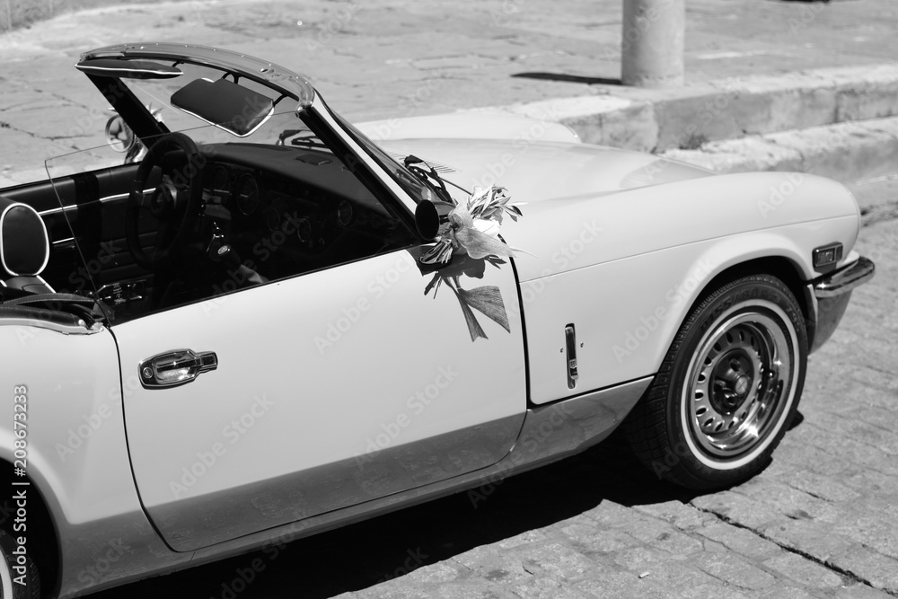 Coche clásico esperando a los.novios en la puerta de la iglesia Stock ...
