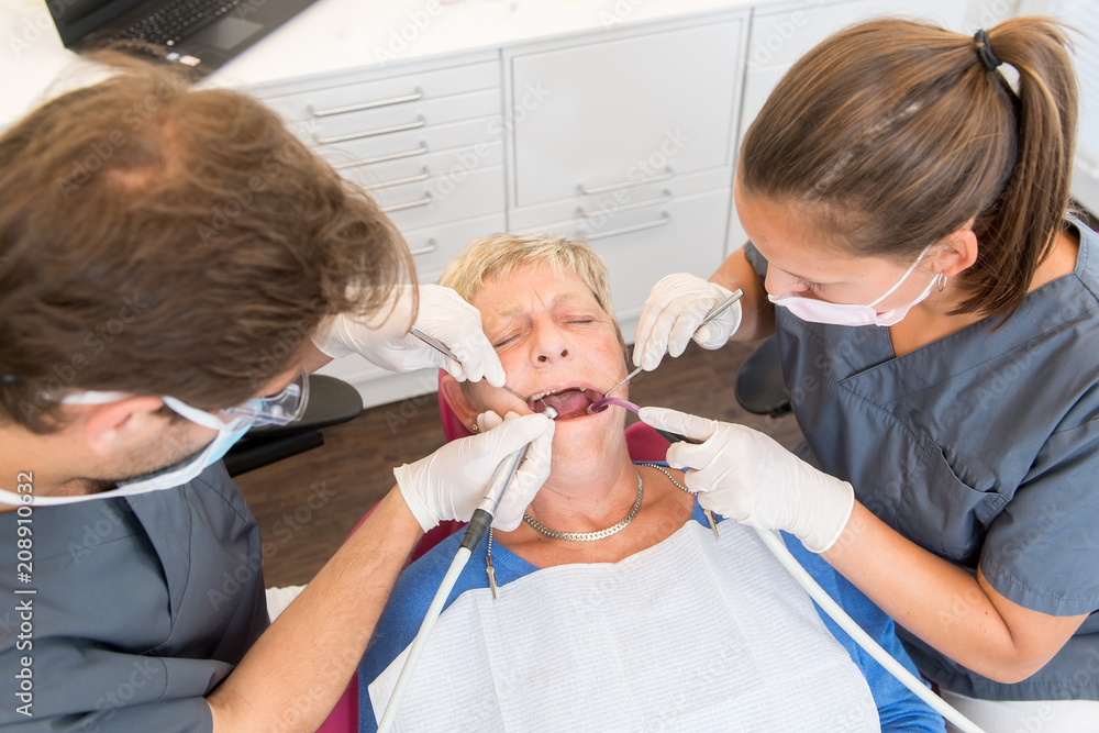 Untersuchung beim Zahnarzt Stock-Foto | Adobe Stock