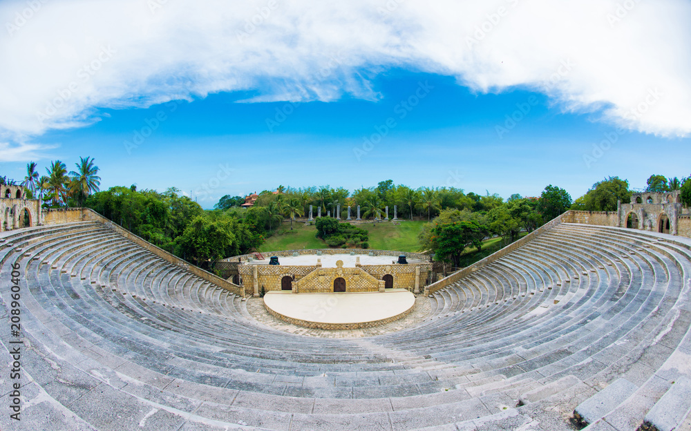 Foto de Amphitheater in ancient village Altos de Chavon - Colonial town ...