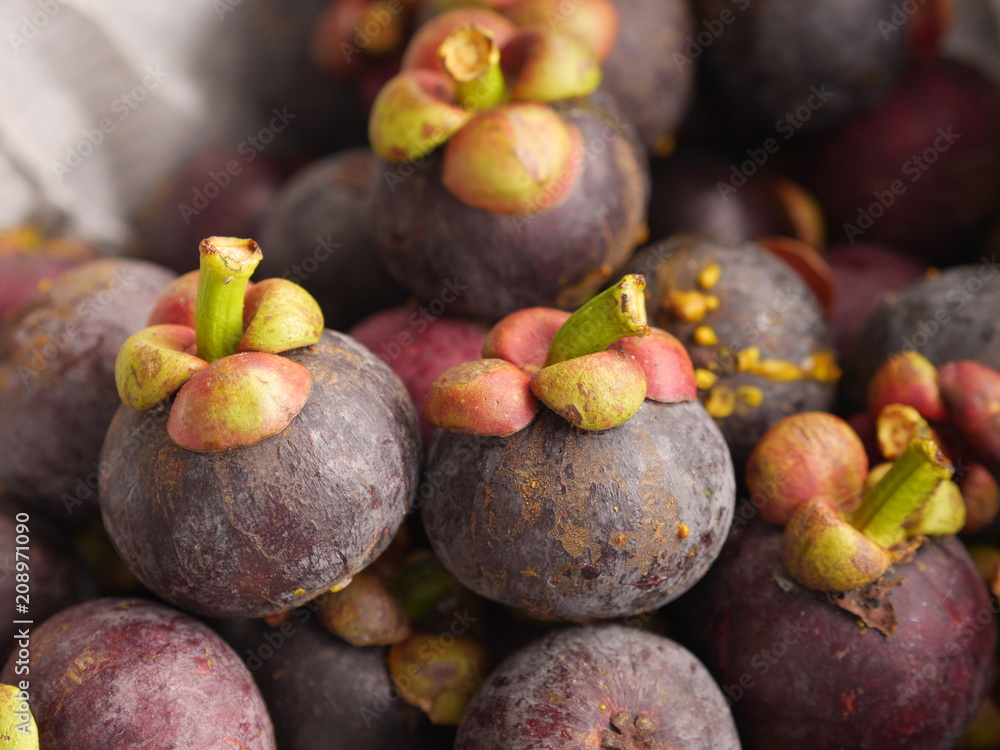 How To Eat Mangosteen