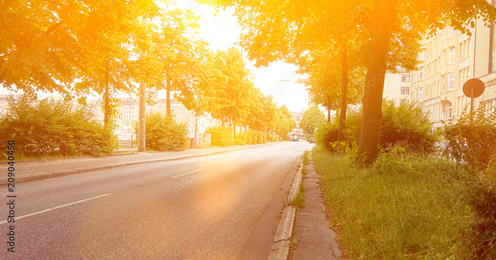 Leere Straße mit Bordstein am Straßenrand Stock Photo | Adobe Stock