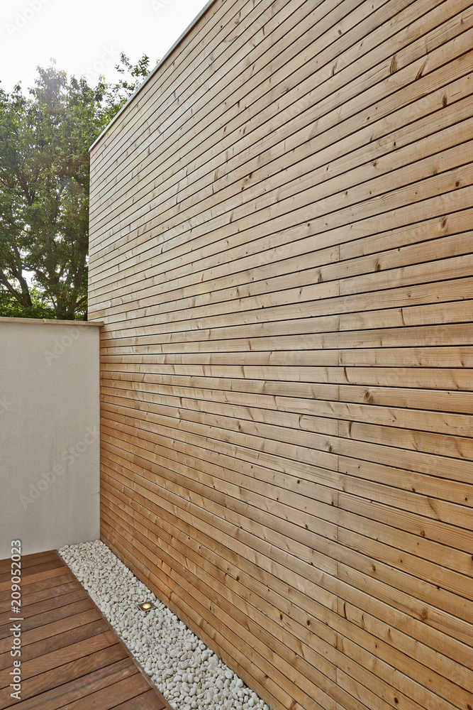 Ciment wall and insulating wood cladding in outdoor courtyard Stock ...