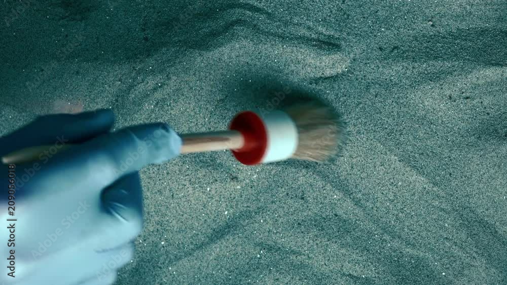 Vidéo Stock Forensic expert discovering dead body buried in desert sand ...