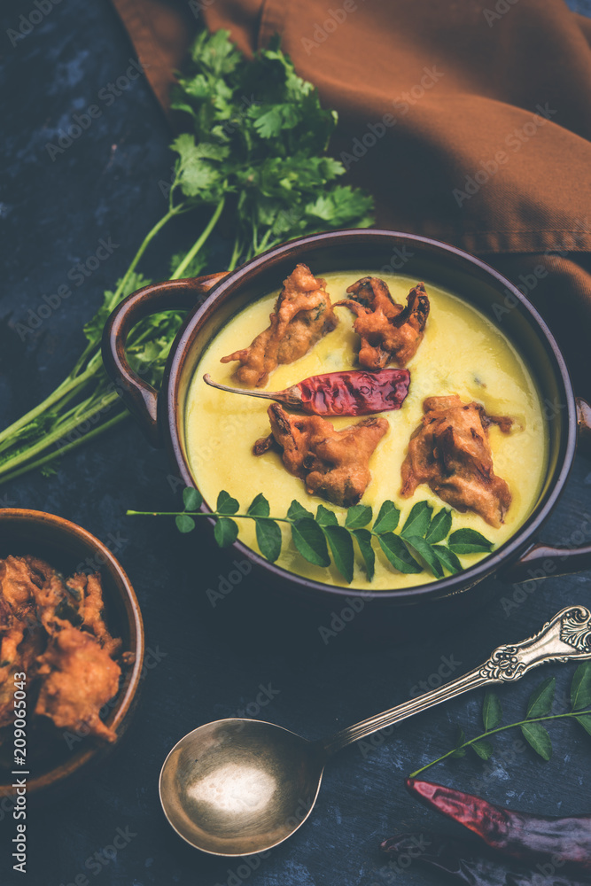 Foto de Punjabi Kadhi Pakoda or curry Pakora, Indian cuisine served in ...