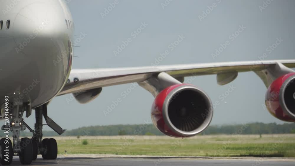 Vidéo Stock Airport. The plane goes on the runway. Close-up of aircraft ...