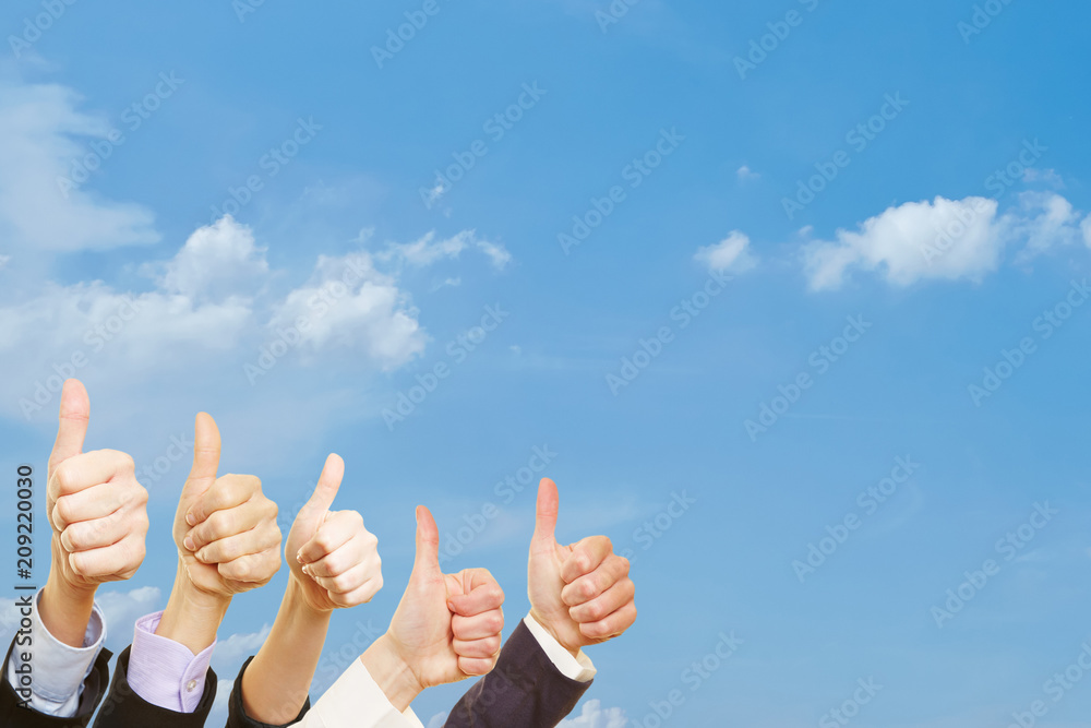 Business Leute halten Daumen hoch Stock Photo | Adobe Stock