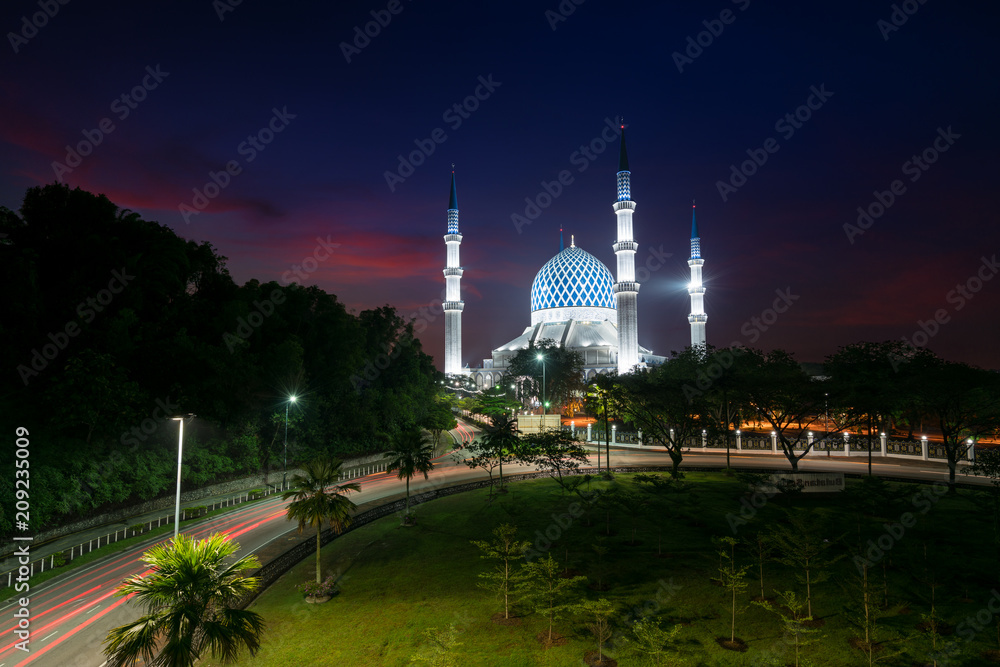 Salahuddin Abdul Aziz Shah Mosque (also known as the Blue Mosque ...