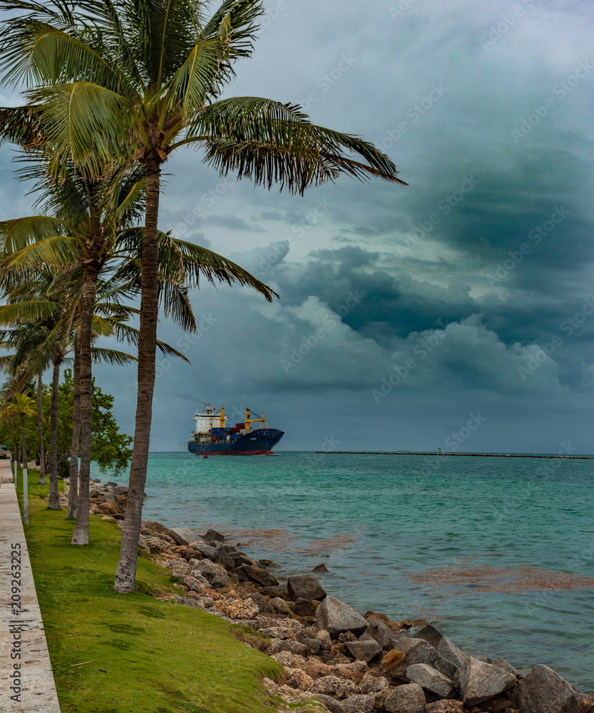 Foto de The ship goes to the port, cargo ship. Stormy weather, rainy ...