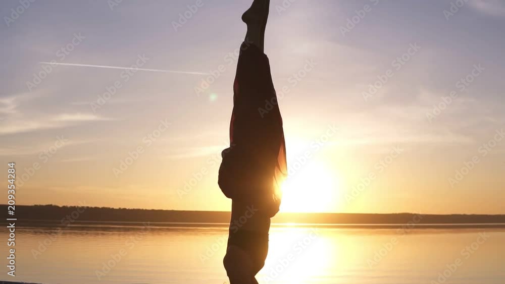 Vidéo Stock Close up footage of a beautiful girl standing stood on her ...