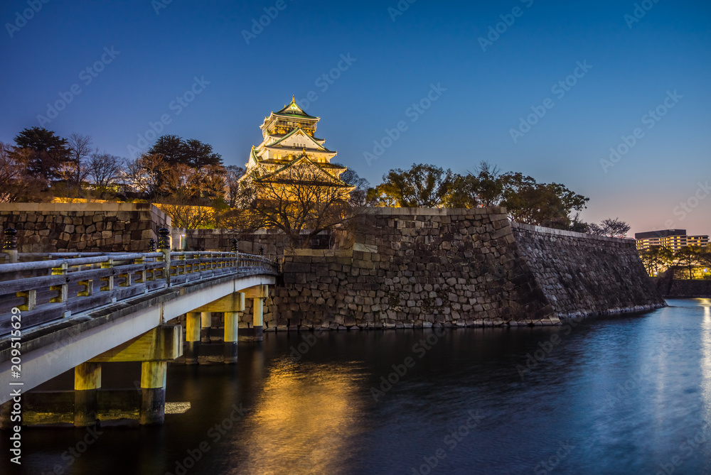 Main tower of Osaka Japanese Castle and Gokurakubashi Bridge with moat ...