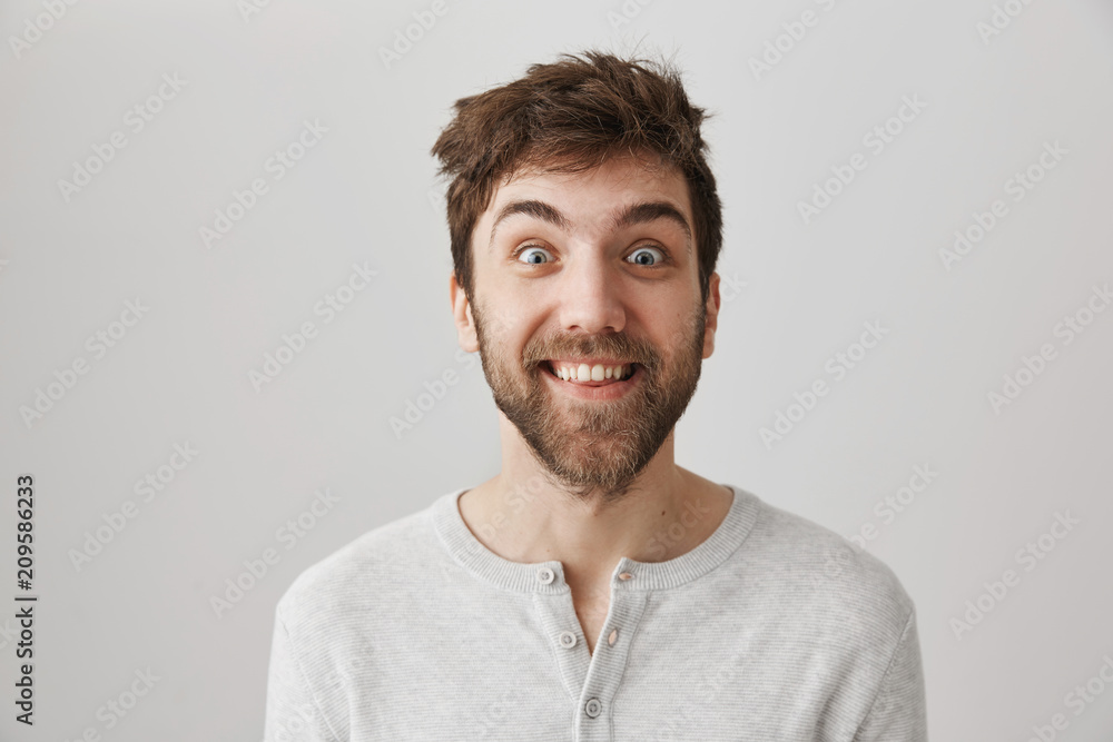 Funny and crazy bearded guy with messy hair and popped eyes, smiling ...