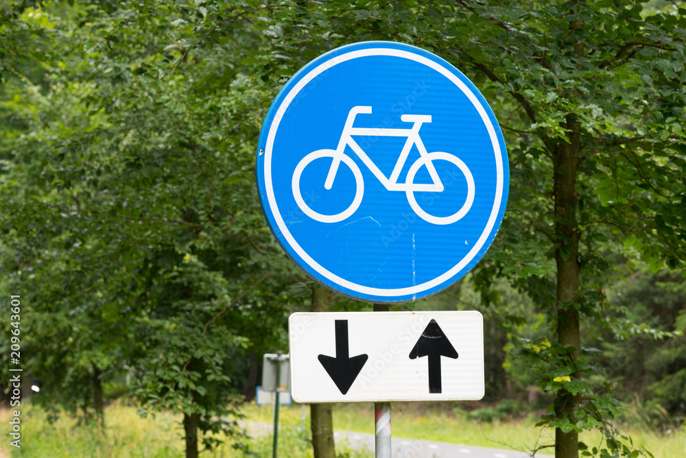 Ein Verkehrszeichen mit dem Hinweis auf ein Radweg – Stock-Foto | Adobe ...