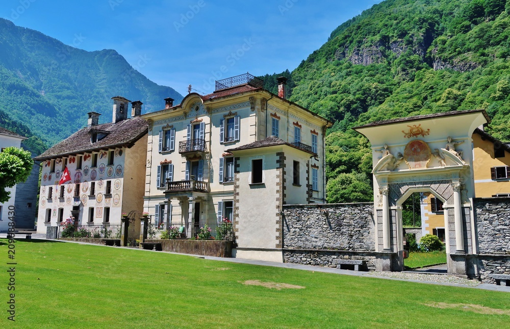 Cevio, Piazza mit Casa Calanchini-Respini und Pretorio Stock Photo ...