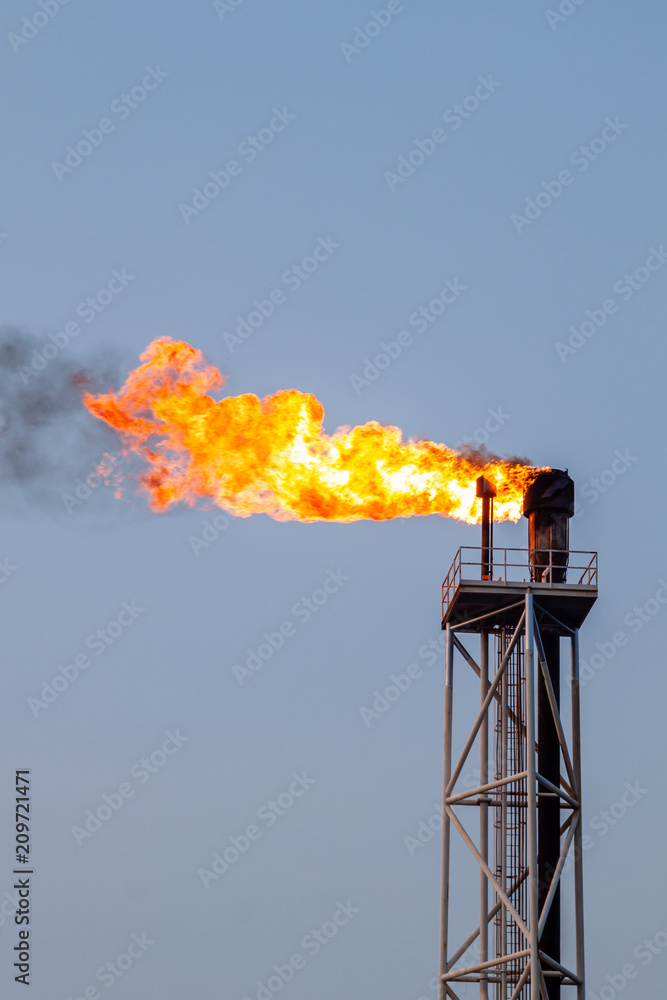 Fotografia do Stock: Fire on flare blow out in Offshore oil and Gas ...