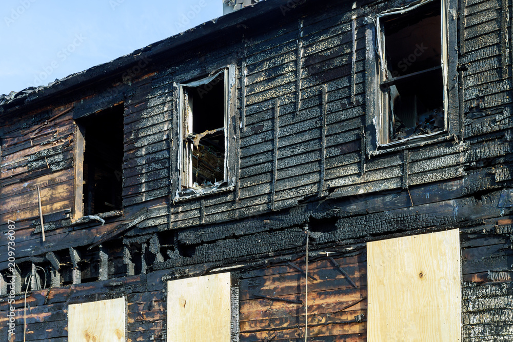Fire line in front of a destroyed home. burnt house after fire Stock 사진 ...