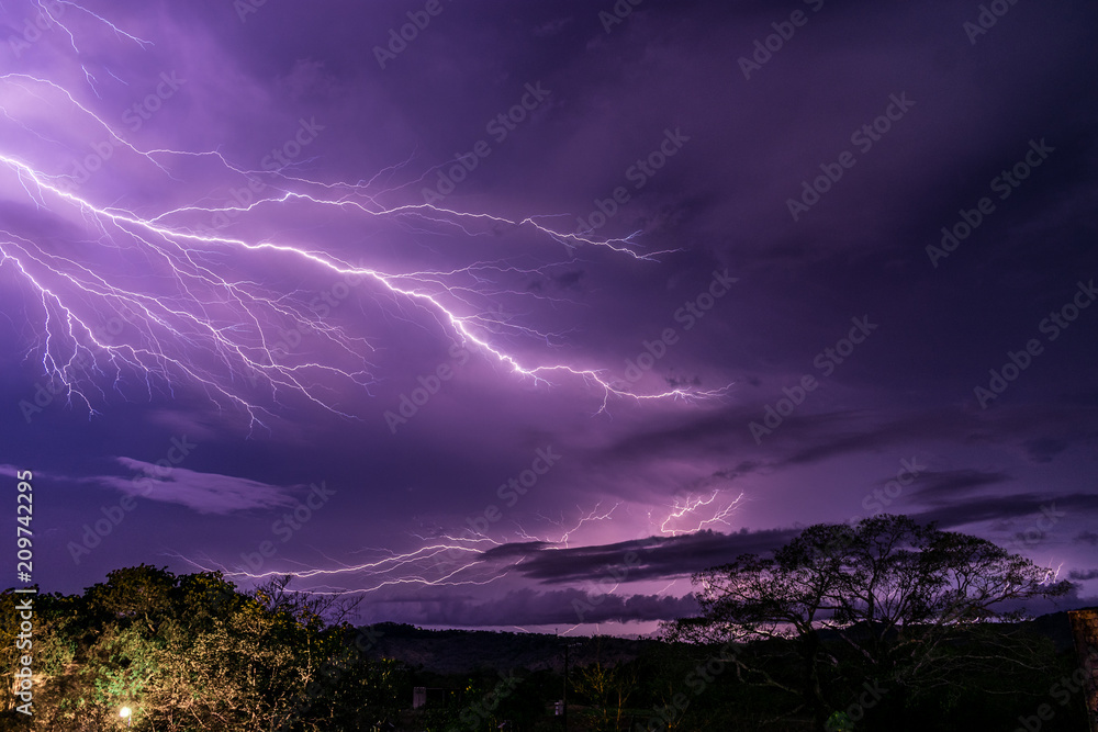 poderoso rayo en una tormenta eléctrica detrás de la montaña en la ...