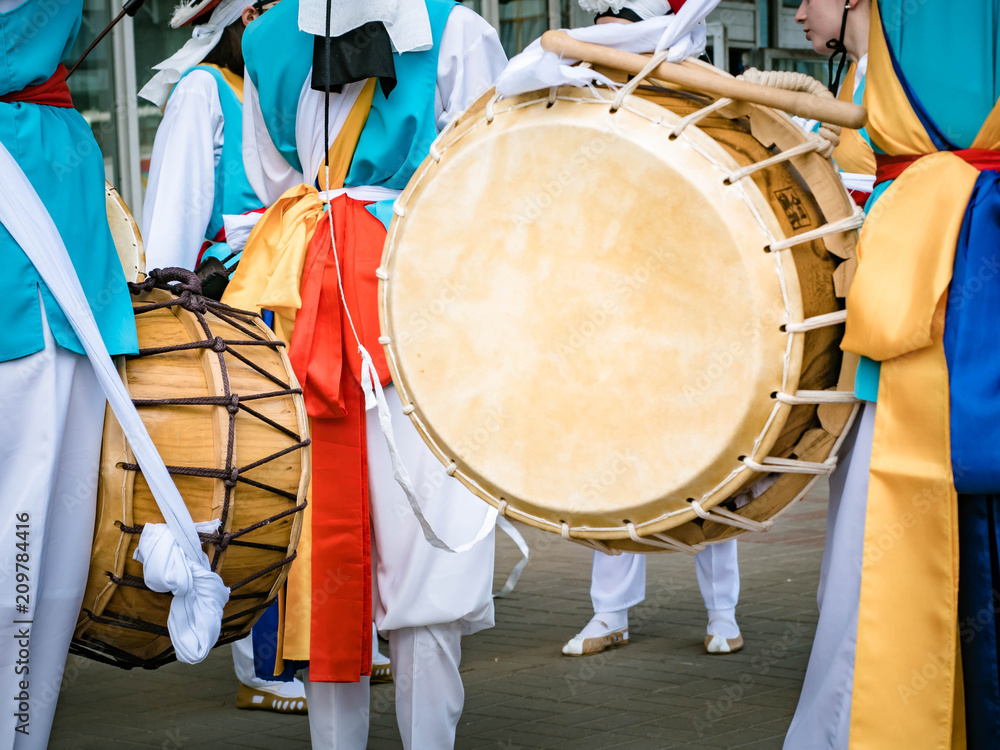 Foto de Blured picture of Musicians play on a Korean traditional ...
