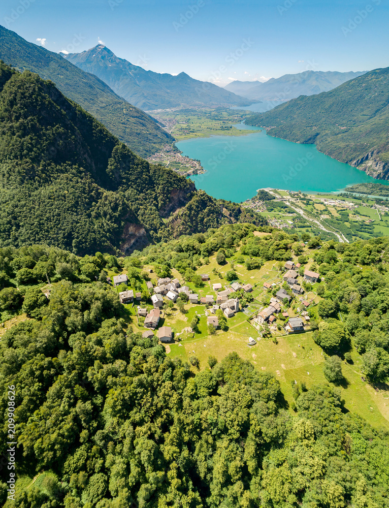 Foto de Borgo di S. Giorgio e Lago di Novate Mezzola (IT) - Vista aerea ...