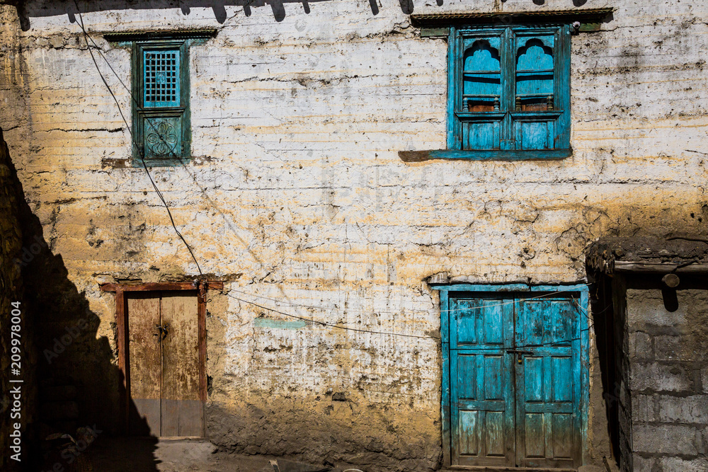 Foto de Image of traditional nepalese house facade at Annapurna circuit ...