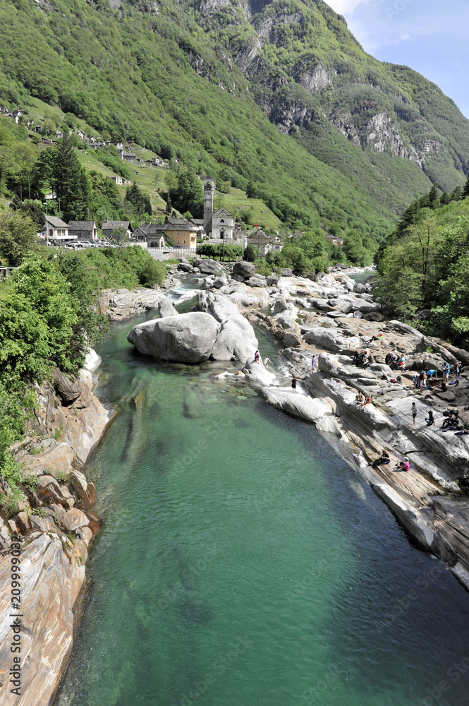 Gebirgsfluss Verzasca, heller Orthogneis, metamorphes Gestein, in das ...