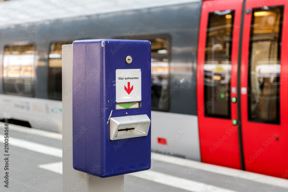 Ticket-Entwerter auf dem Bahnsteig Stock Photo | Adobe Stock