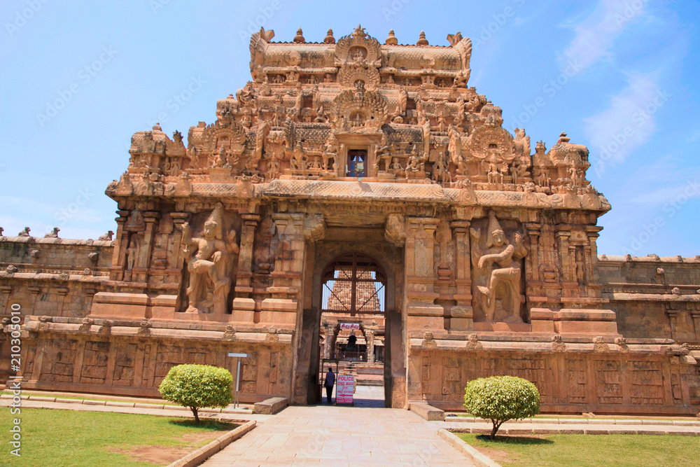 Rajarajan Tiruvasal and protecting wall, Brihadisvara Temple, Tanjore ...