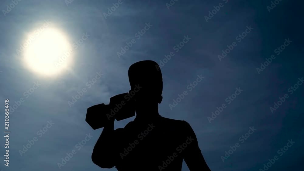 Vidéo Stock strong bodybuilder is wearing cap is lifting a dumbbell in ...