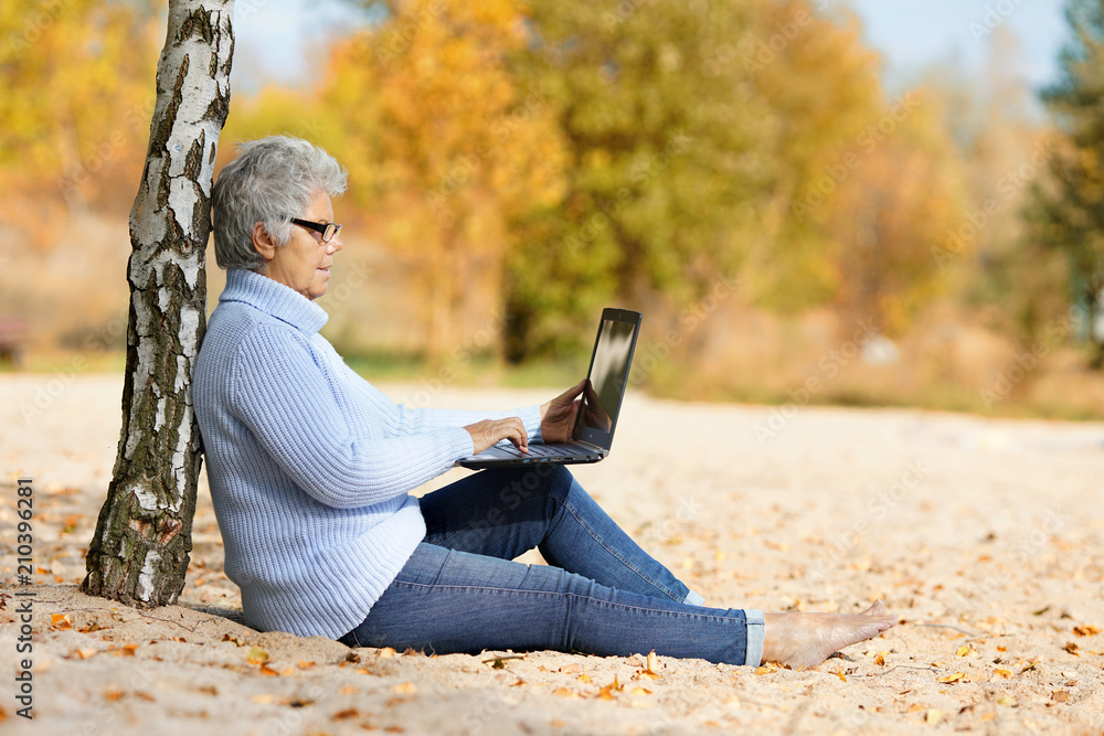 Arbeiten am Strand Stock Photo | Adobe Stock