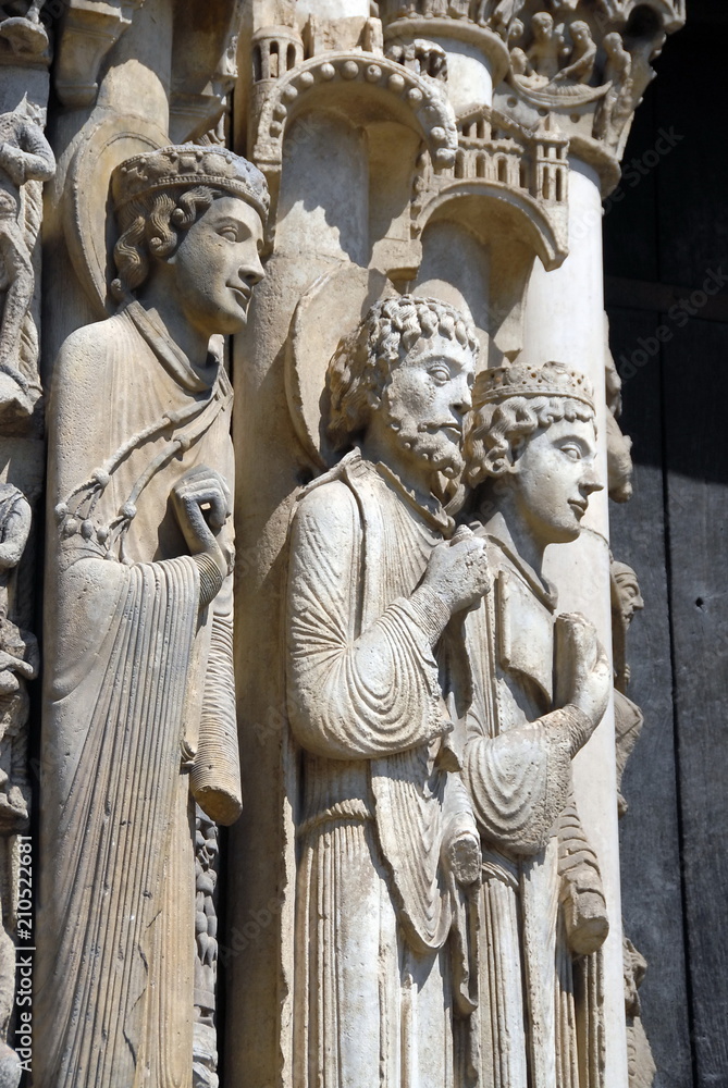 Détails, sculptures, statues, Cathédrale Notre-Dame de Chartres, ville ...