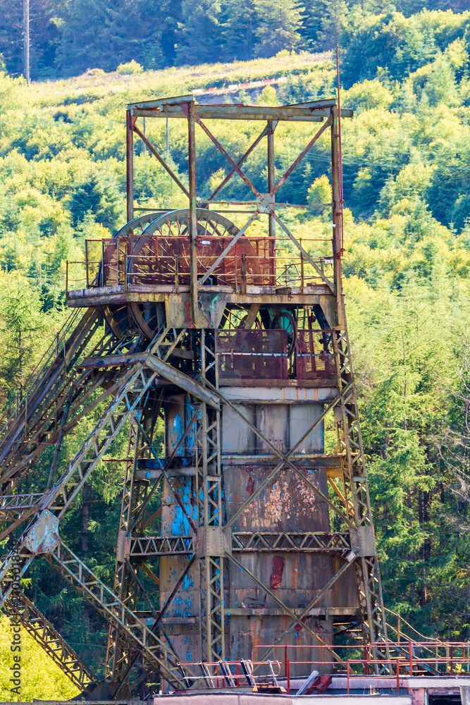 Foto de Wheel and winch system of a long since closed and abandoned ...