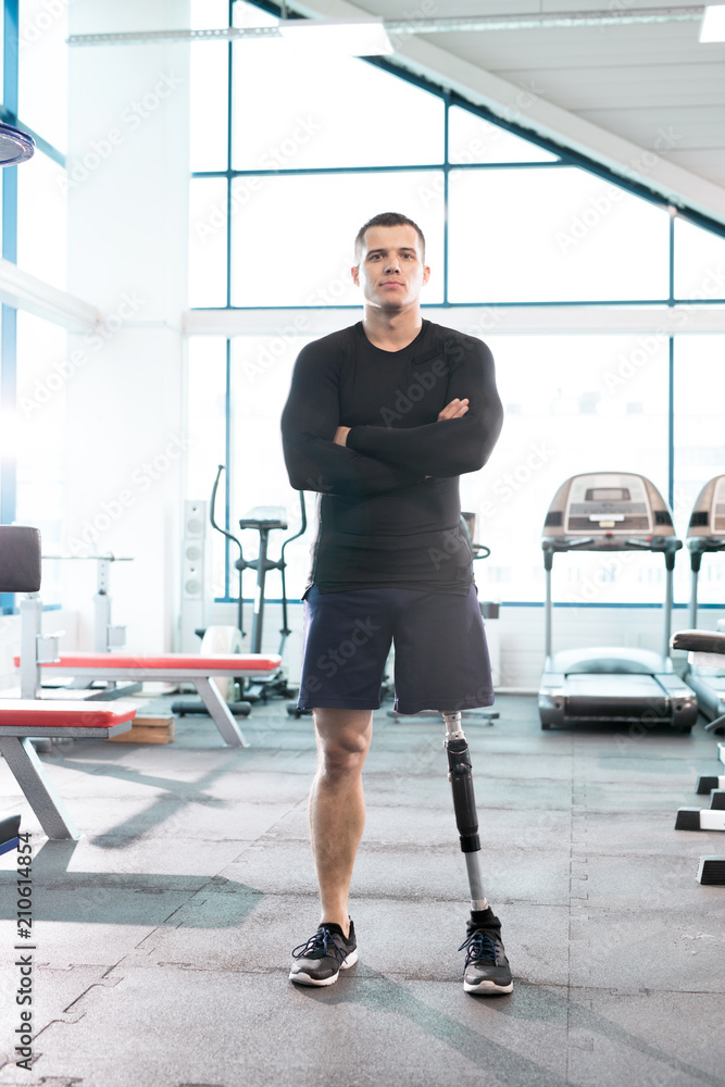 Full length portrait of muscular sportsman with prosthetic leg posing ...