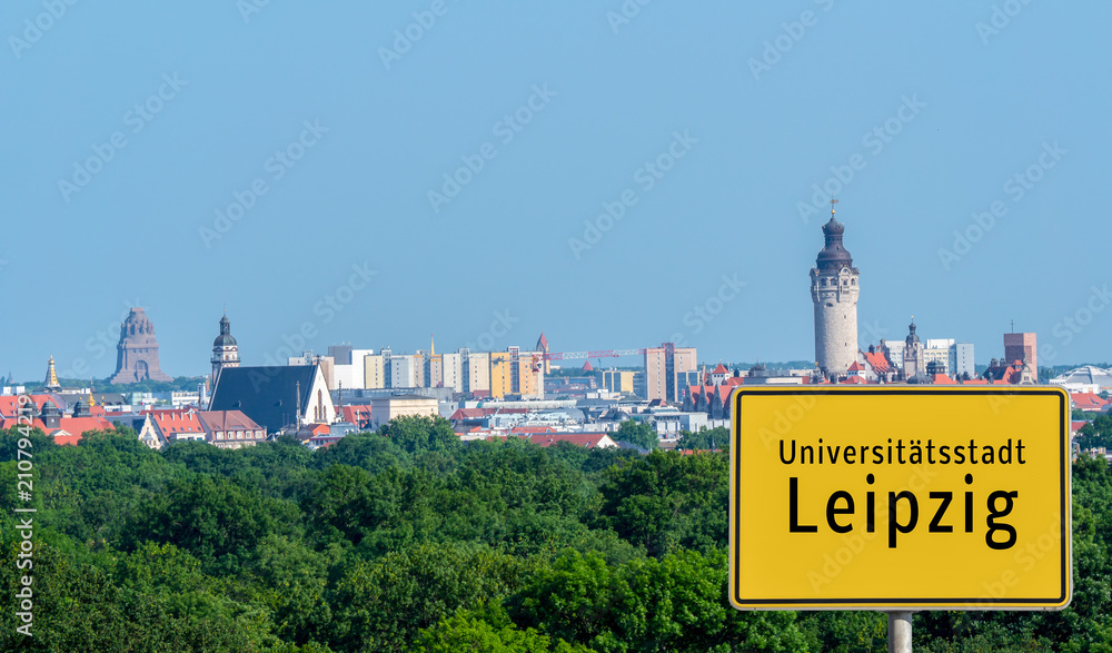 Panorama Leipzig mit Ortstafel Stock-Foto | Adobe Stock