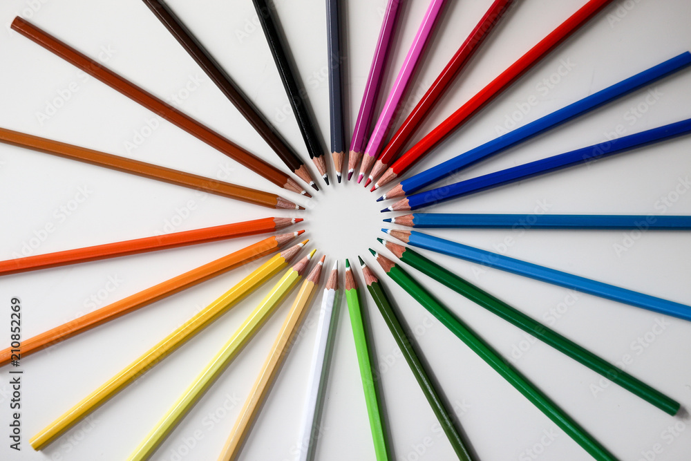 Bild mit vielen bunten Stiften im Kreis Schulanfang Einschulung Stock ...
