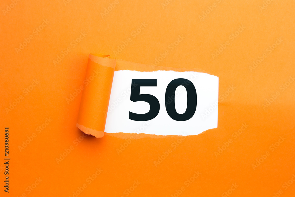 Zahl fünfzig - 50 verdeckt unter aufgerissenem orangen Papier Stock ...