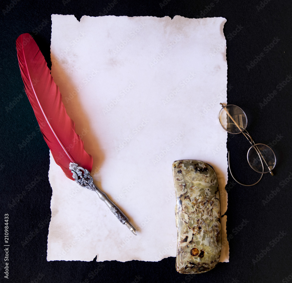Hoja de papiro con utensilios antiguos para escribir. Stock Photo ...