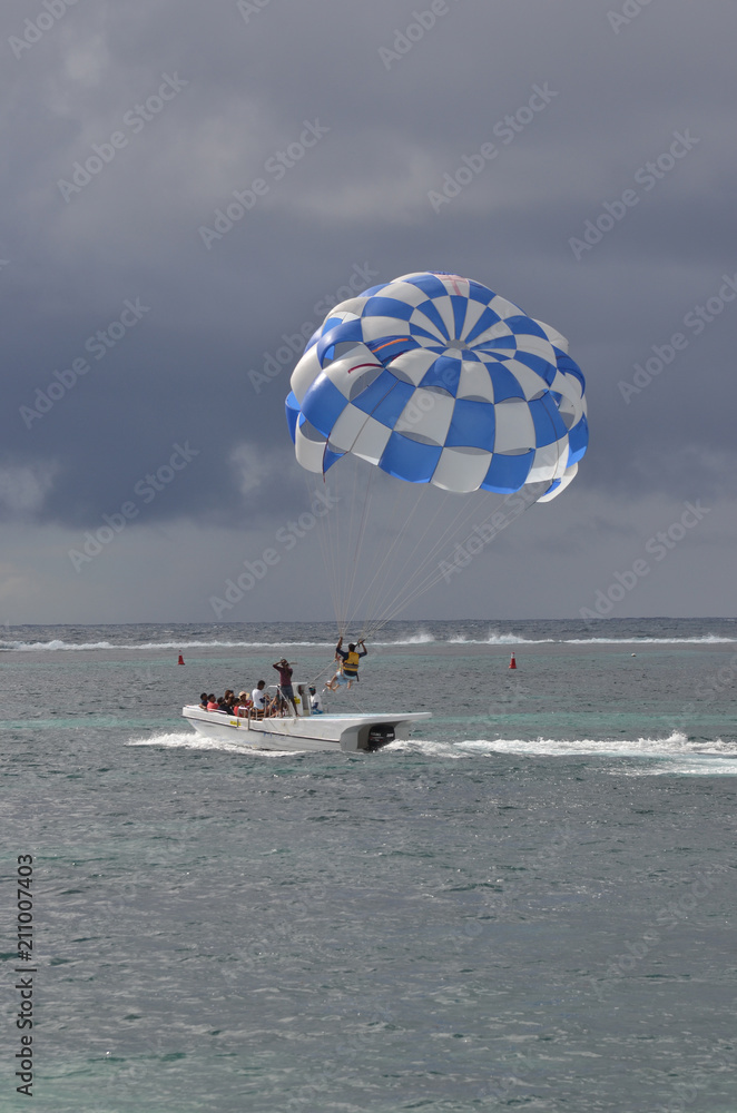 Foto de Parachute ascensionnel en duo en différentes étapes. Phase 2 ...