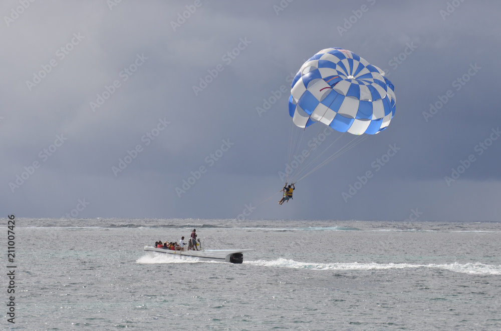 Foto de Parachute ascensionnel en duo en différentes étapes. Phase 3 ...