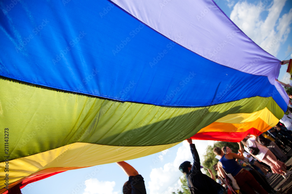 Foto De People Holding Giant Rainbow Flag At Pride Parade Lgbt Symbol